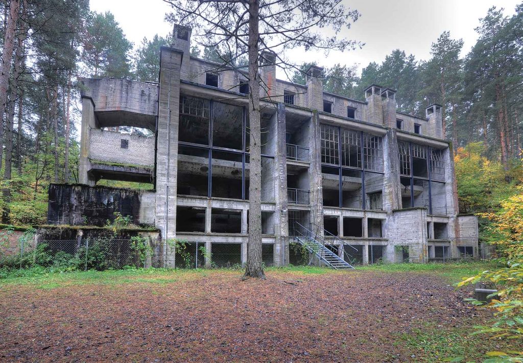 Guided tour of the Exploseum. - ByLOT